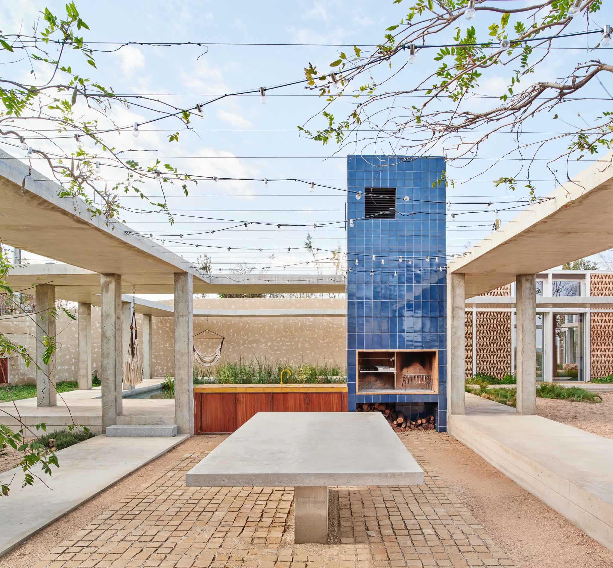 Luftiger Neubau Casa Tres Patis von Two Bo in Spanien - Projekte - baunetz interior|design